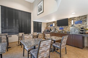 Café da manhã para viagem grátis todos os dias