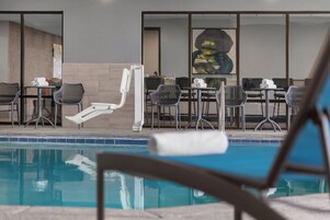 Piscina interna, funciona das 7h às 23h, espreguiçadeiras