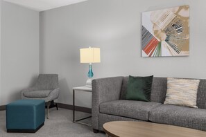 Cofres nos quartos, escrivaninha, cortinas blackout