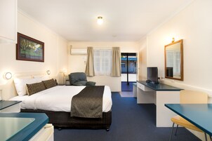 Quarto Deluxe, 1 cama queen-size | Minibar, secretária, ferro/tábua de engomar, Wi-fi grátis 