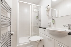 Apartamento, 1 quarto | Casa de banho | Artigos de higiene pessoal grátis, um secador de cabelo