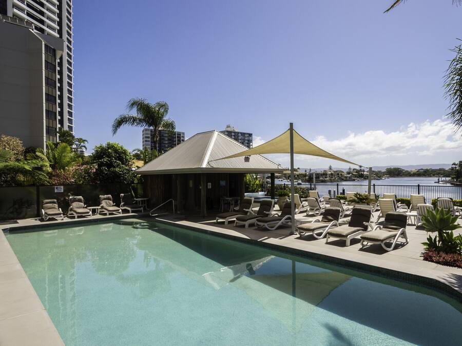 Piscina externa, barracas de cortesia, guarda-sóis