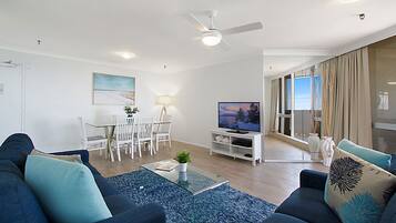 Apartamento Superior, 3 quartos | Sala de estar | TV de ecrã plano, ténis de mesa