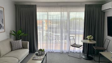 Quarto Duplo Superior | Com decoração personalizada, com mobília individualizada, secretária