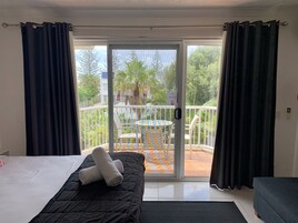 Quarto Duplo Superior | Com decoração personalizada, com mobília individualizada, secretária 