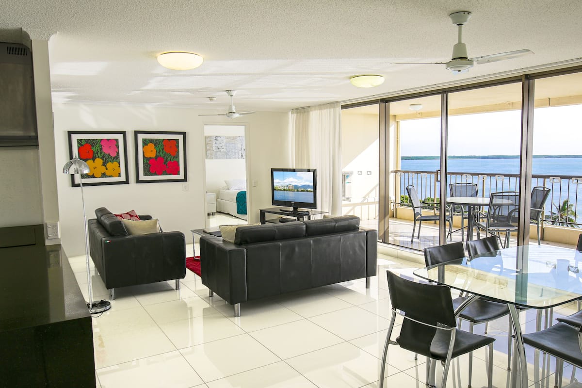 Apartamento premium, 2 quartos, vista para o oceano, de frente para o mar | Área de estar | TV de tela plana