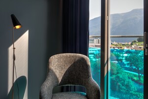 Quarto luxo, para não fumantes | Escrivaninha, espaço de trabalho para notebook