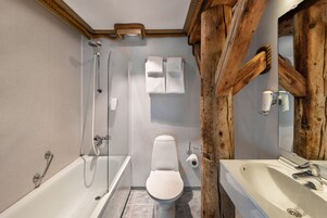 Quarto Standard, 1 cama de casal, não fumadores | Casa de banho | Artigos de higiene pessoal grátis, um secador de cabelo