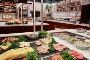 Pequeno-almoço tipo buffet diário mediante uma taxa