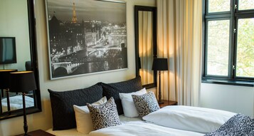 Quarto casal superior | Roupas de cama antialérgicas, edredons de pluma, frigobar