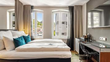 Quarto Superior, 1 cama de casal, não fumadores | Cofre no quarto, secretária, ferro/tábua de engomar