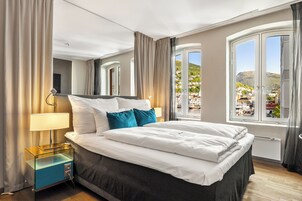 Quarto superior, 1 cama de casal, para não fumantes | Cofres nos quartos, escrivaninha, ferros/tábuas de passar roupa