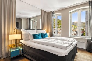 Quarto Superior, 1 cama de casal, não fumadores | Cofre no quarto, secretária, ferro/tábua de engomar 