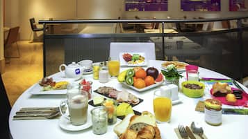 Pequenos-almoços, almoços e jantares servidos