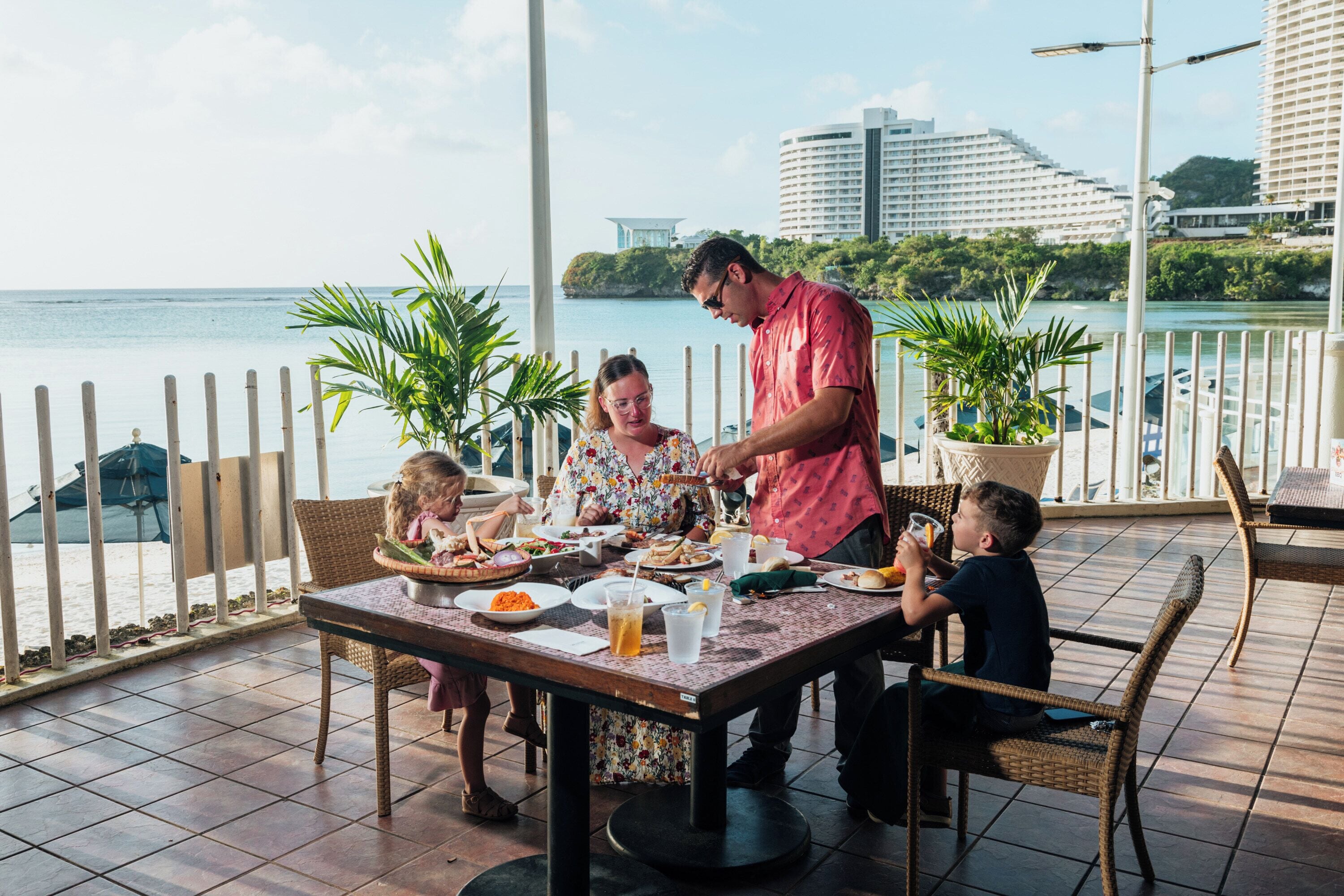 3 restaurantes, pequenos-almoços servidos, cozinha internacional 