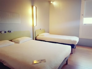 Quarto Triplo, várias camas | Quartos insonorizados, ferro/tábua de engomar, Wi-fi grátis 