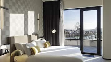 Suite Júnior, 1 cama king-size, banheira, vista para o rio | 1 quarto, cofre no quarto, secretária, ferro/tábua de engomar