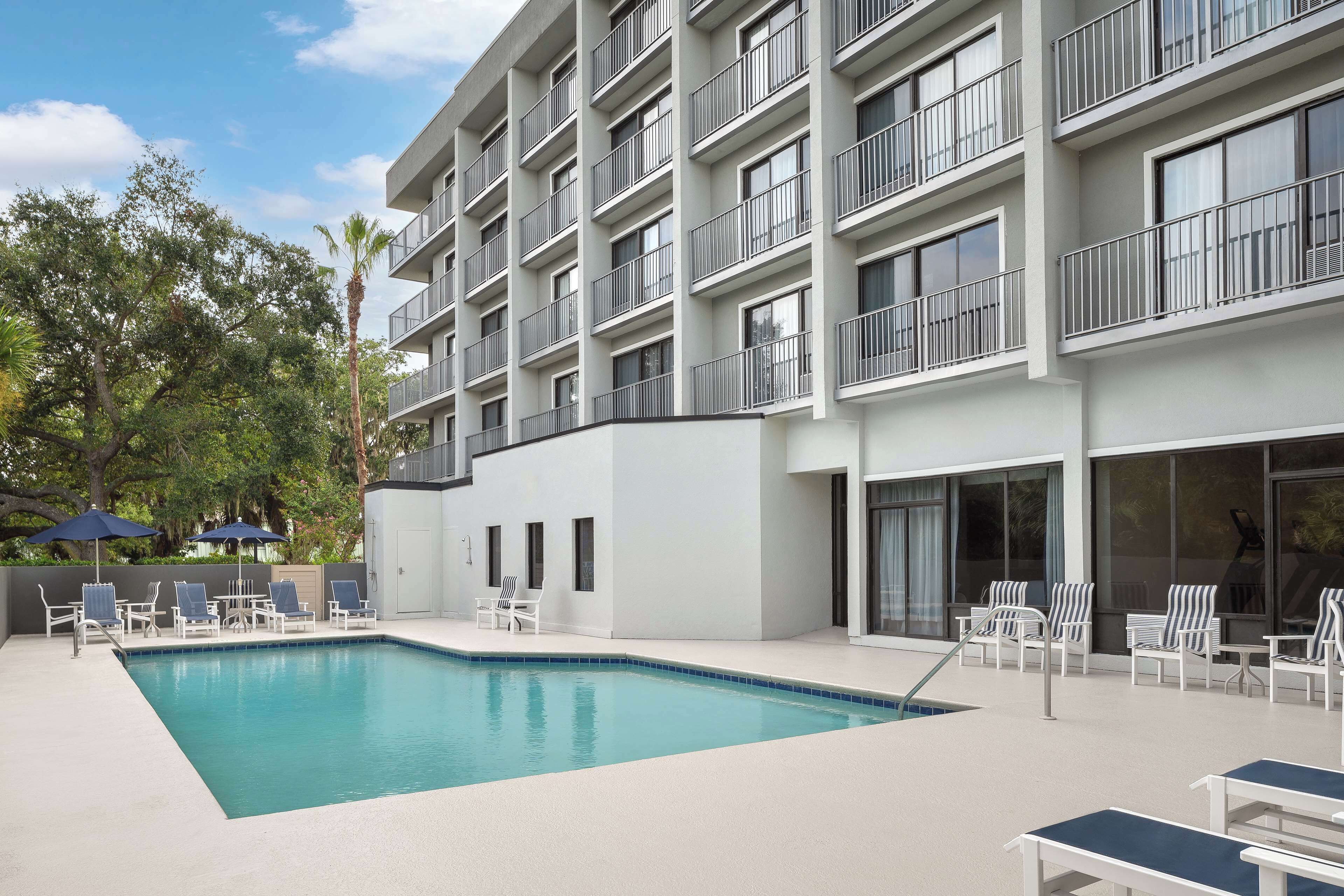 Piscina externa, funciona das 9h às 20h, guarda-sóis, espreguiçadeiras
