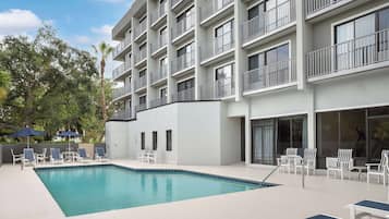 Piscina externa, funciona das 9h às 20h, guarda-sóis, espreguiçadeiras