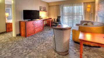 Suíte, 1 quarto | Área de estar | TV de tela plana