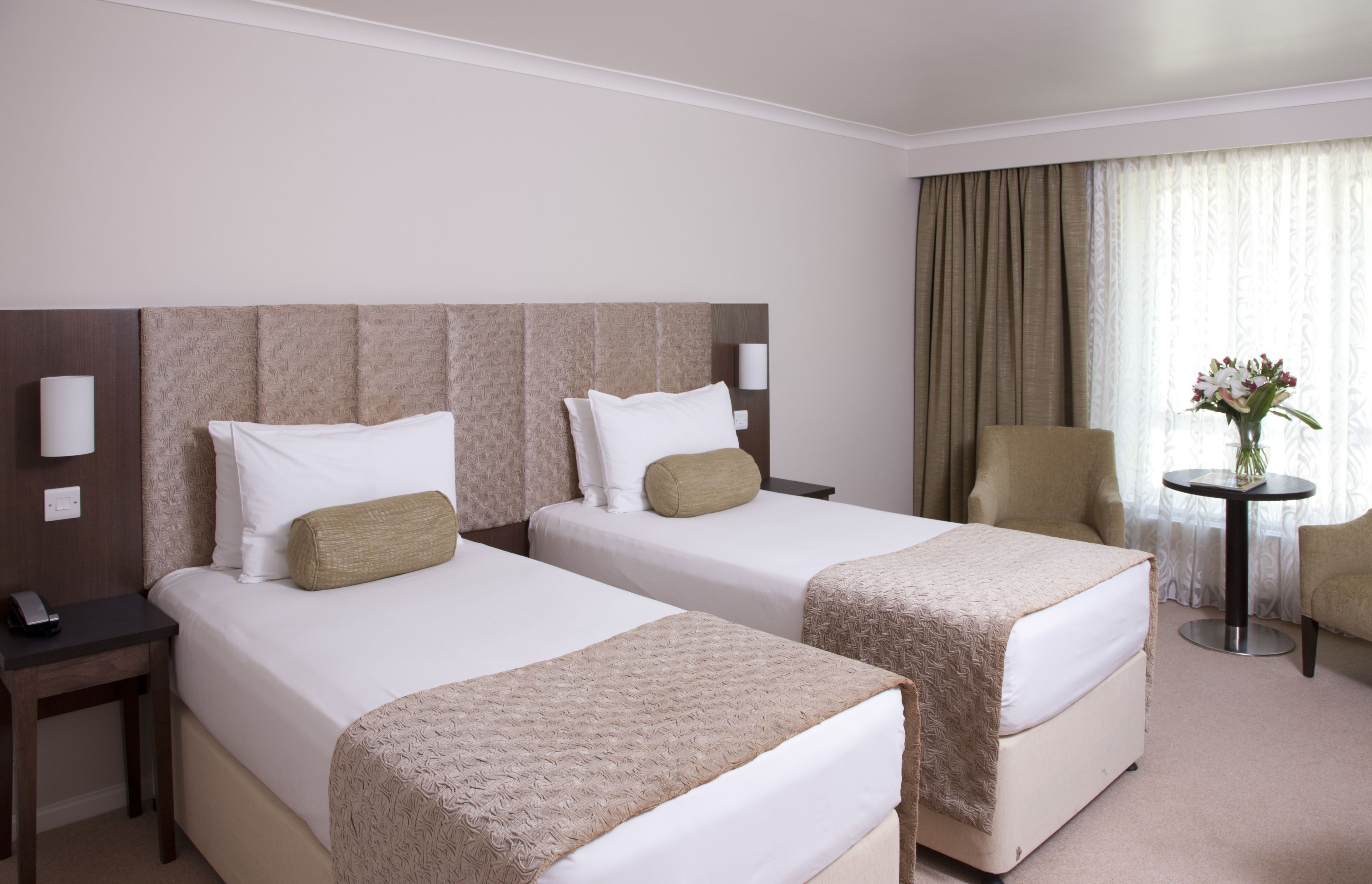 Roupas de cama premium, cofres nos quartos, escrivaninha