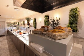 Café da manhã completo todos os dias mediante uma taxa