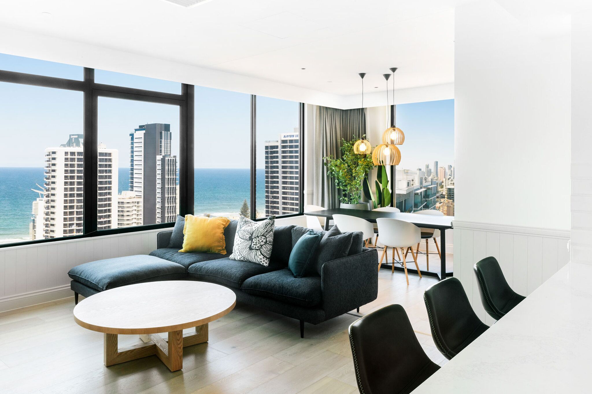 Roupa de alta qualidade, minibar, cofre no quarto, secretária 