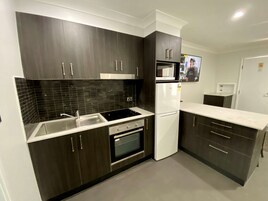 Suite Executiva, várias camas, não fumadores, cozinha (Full Kitchen) | Cozinha privada | Um frigorífico, um micro-ondas, uma chaleira elétrica, uma torradeira 