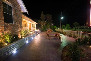 Fachada do alojamento (tarde/noite)