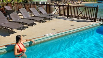 Piscina exterior, da(s) 7:00 à(s) 18:00, espreguiçadeiras