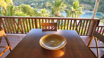 Pequenos-almoços, almoços, jantares servidos, com vista para a praia