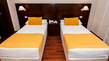 Quarto Standard, 2 camas individuais | Roupa hipoalergénica, minibar, cofre com capacidade para portátil