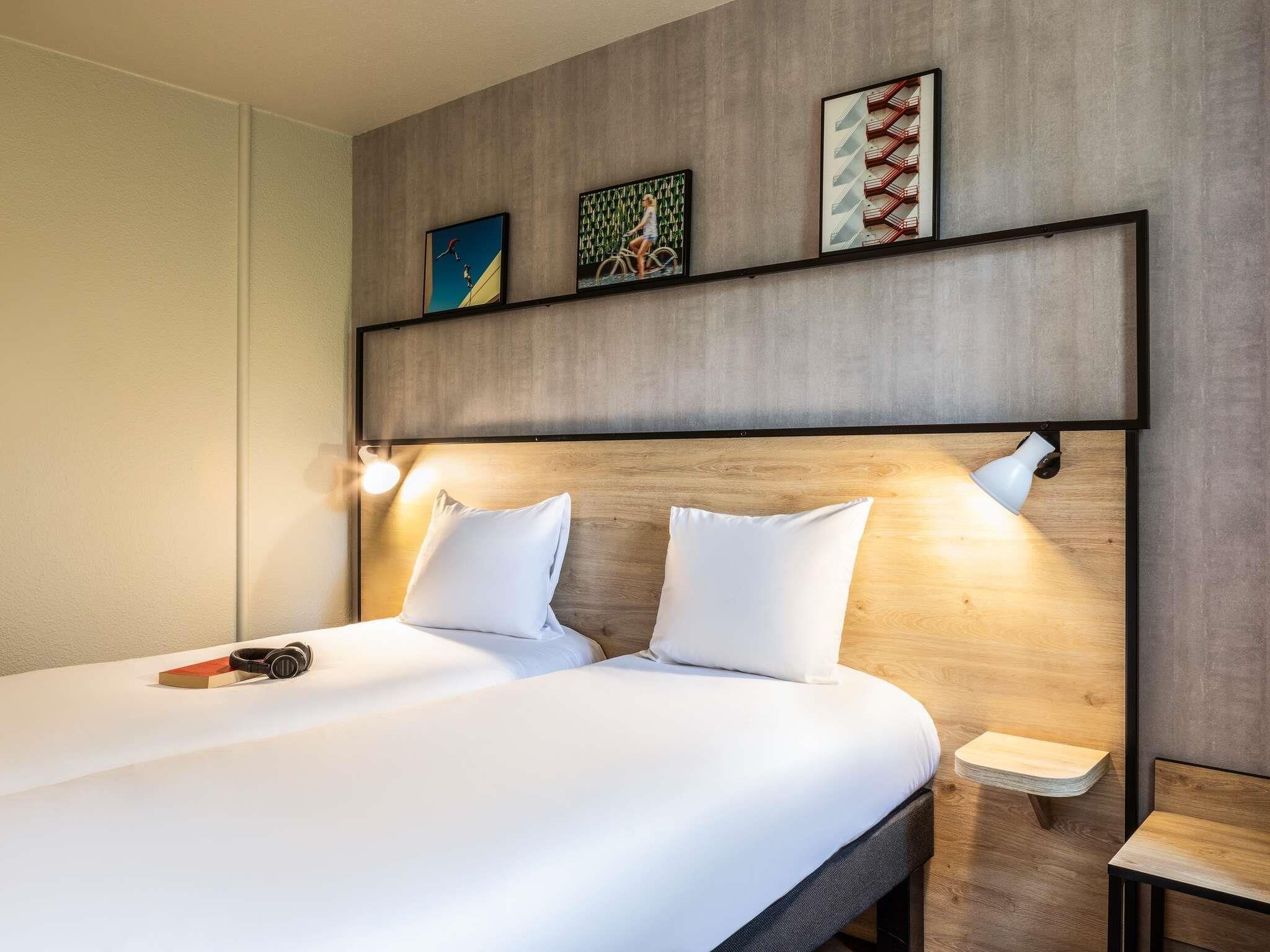 Quarto Standard, 2 camas individuais | Roupa de alta qualidade, secretária, quartos insonorizados 