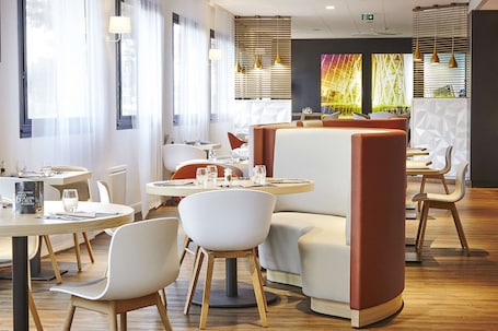 Restaurante. Hôtel Kyriad Paris Bezons - La Défense