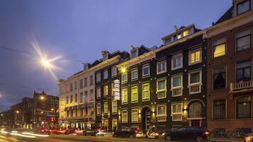 Fachada da propriedade à noite