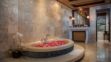 Dúplex, 2 quartos, piscina privativa (Free Daily Afternoon Tea) | Casa de banho | Um polibã e uma banheira separados, uma banheira de imersão total