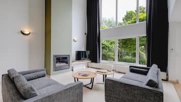 Apartamento, terraço (with garden) | Sala | Televisor de ecrã plano de 40 cm com canais por cabo, televisor