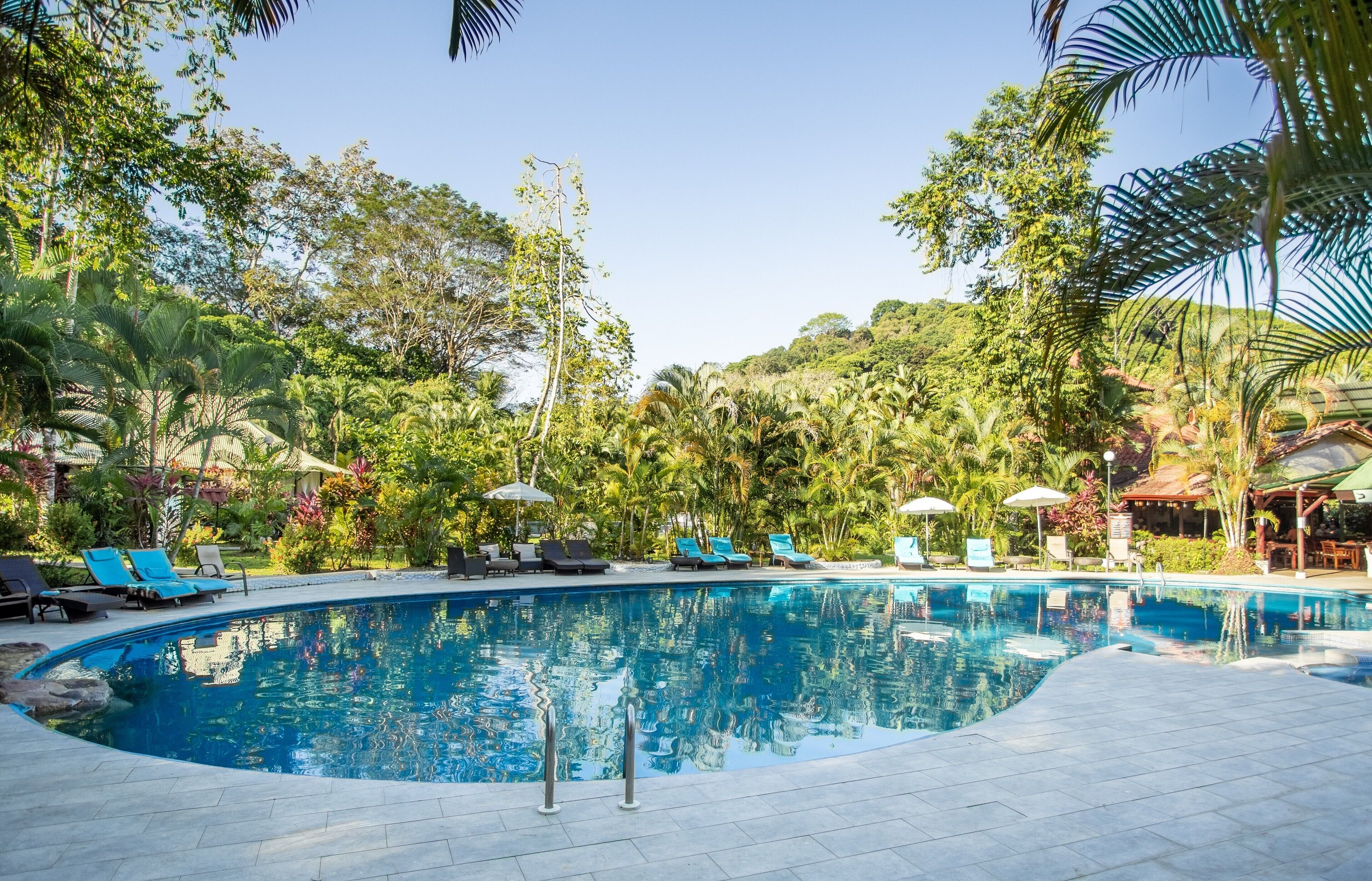 2 piscinas exteriores, da(s) 6:00 à(s) 22:00, guarda-sóis 