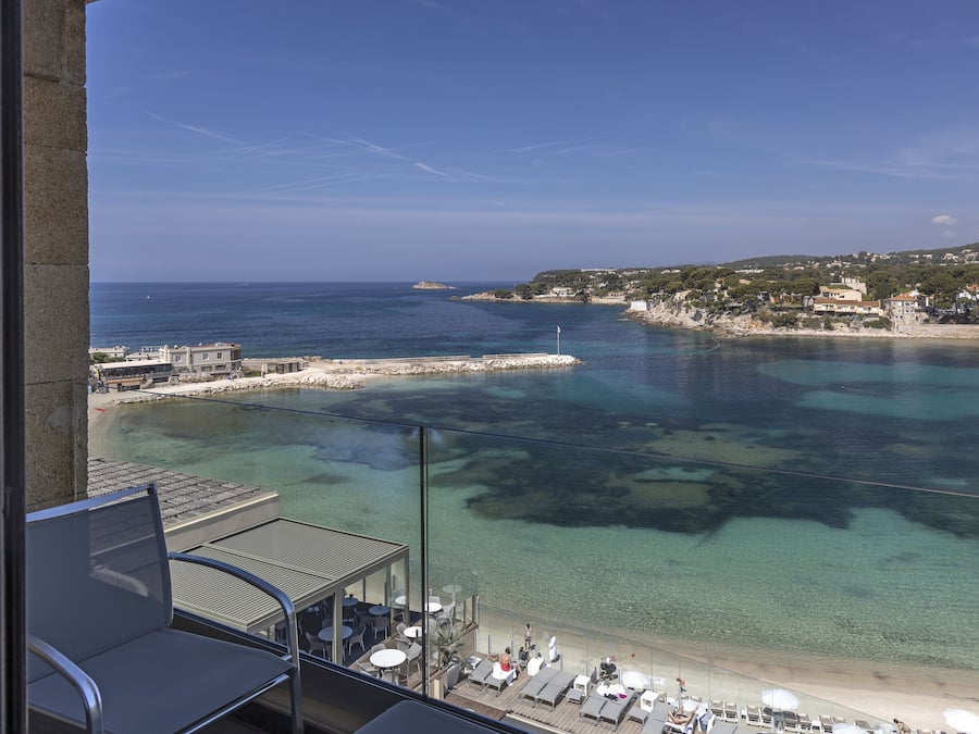 Minibar, cofre no quarto, secretária, quartos insonorizados