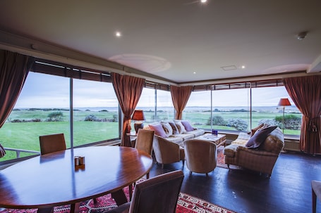 AlmoƧos e jantares servidos . Royal Golf Hotel