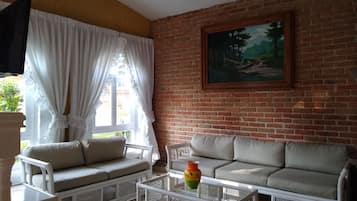 Villa Chica | Escrivaninha, berços grátis, camas extras/dobráveis (sobretaxa)