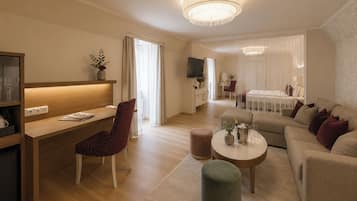 Suite Júnior, 1 cama de casal (DORMERO) | Roupa hipoalergénica, cofre no quarto, com decoração personalizada