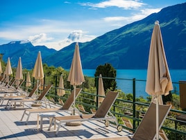 Piscina interior, piscina exterior sazonal, guarda-sóis