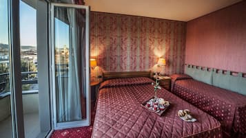 Quarto Triplo Familiar | 1 quarto, minibar, cofre no quarto, secretária