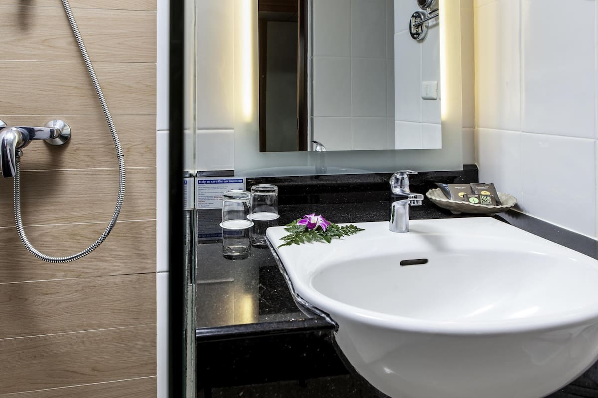 Quarto luxo, 1 cama King, acesso à piscina | Cofres nos quartos, escrivaninha, espaço de trabalho para notebook