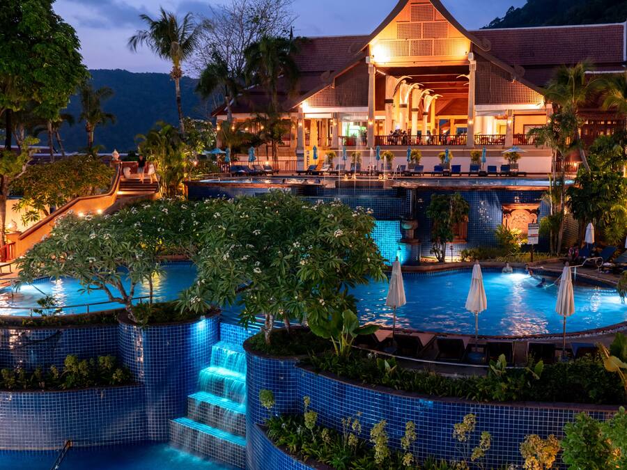 Piscina exterior, guarda-sóis, espreguiçadeiras