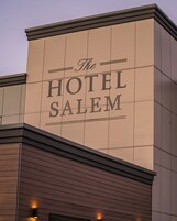 Exterior do Hotel Salem, com uma placa grande.