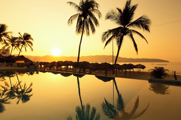 Piscina externa, espreguiçadeiras