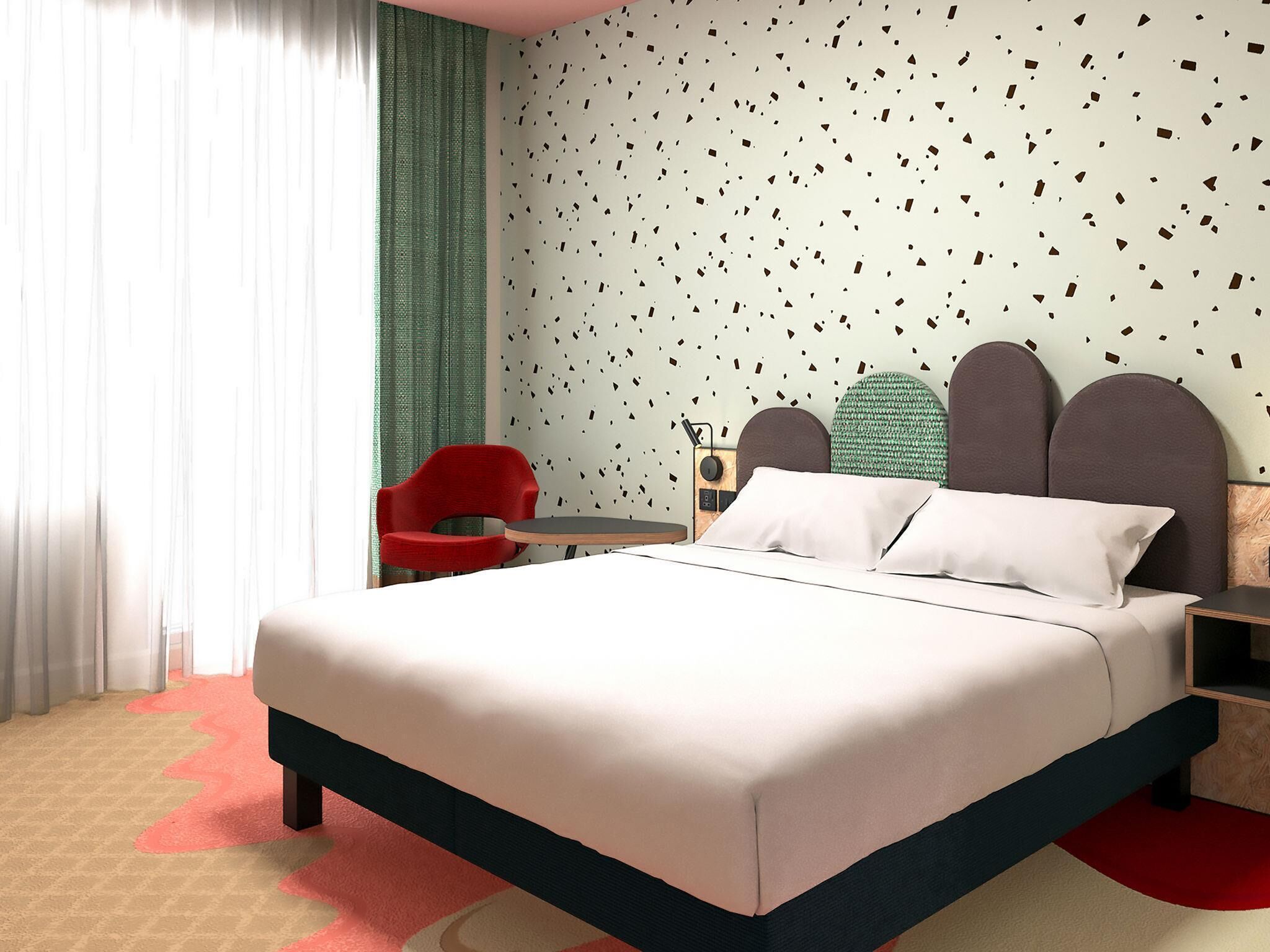 Com mobília individualizada, secretária, cortinas/cortinados opacos 