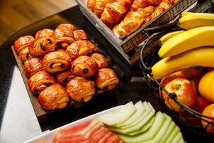 Pequeno-almoço continental diário mediante uma taxa